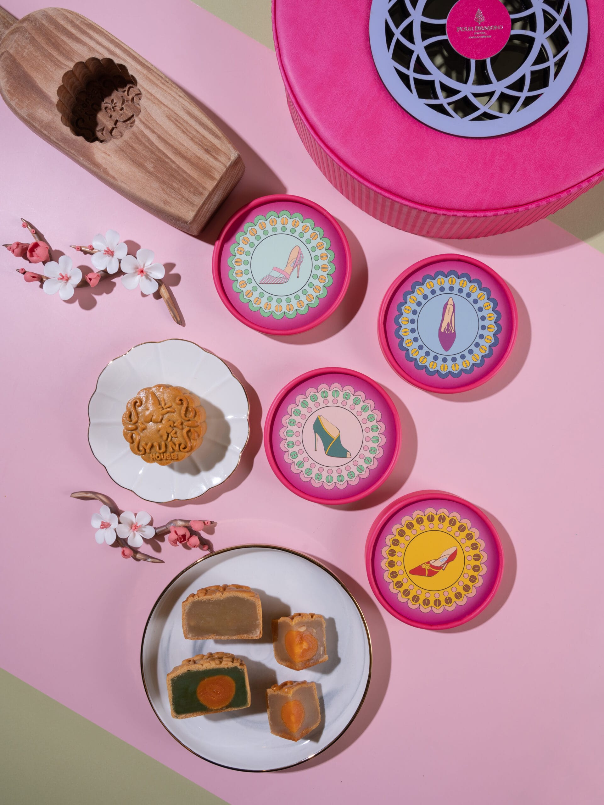 2022 Four Seasons Mooncake Box with Baked Mooncakes - Harper's BAZAAR ...